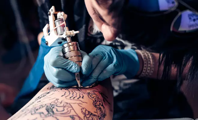 Her tiştê ku hûn hewce ne ku hûn zanibin ger hûn dixwazin tattooek bikin û divê hûn emeliyat bibin