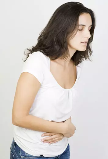 Douleur au creux de l'estomac : causes et solutions
