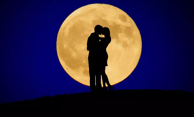 היחסים של המזלות בליקויי ירח