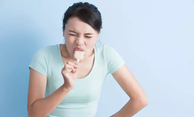 Jäätelön syöminen aiheuttaa kurkkukipua tai poistaa sen