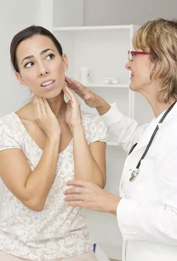 Bol u grlu zbog angine ili krajnika: uzroci, dijagnoza i liječenje