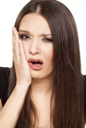 Môže bolesť zubov spôsobiť bolesť hrdla?