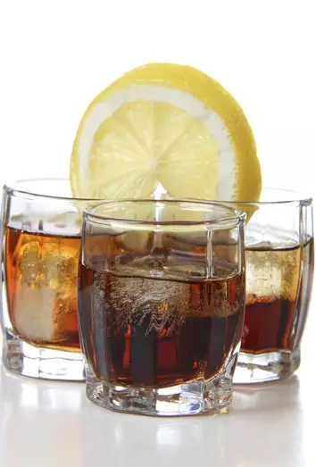 Hvordan kolde drikke påvirker ondt i halsen
