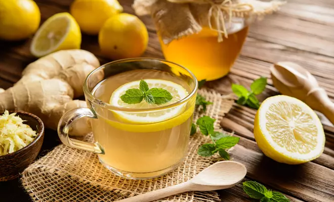 Honing- en citroeninfusie voor keelpijn