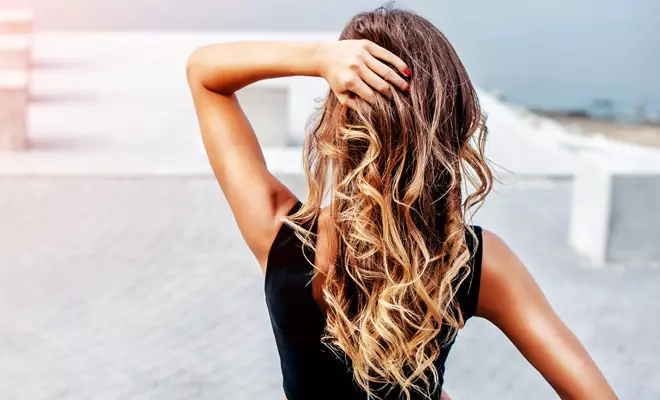 Voici comment vous devez prendre soin de vos cheveux pendant l'été