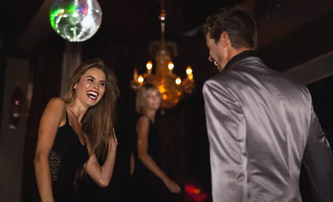 Wie man in einem Nachtclub durch Tanzen flirtet