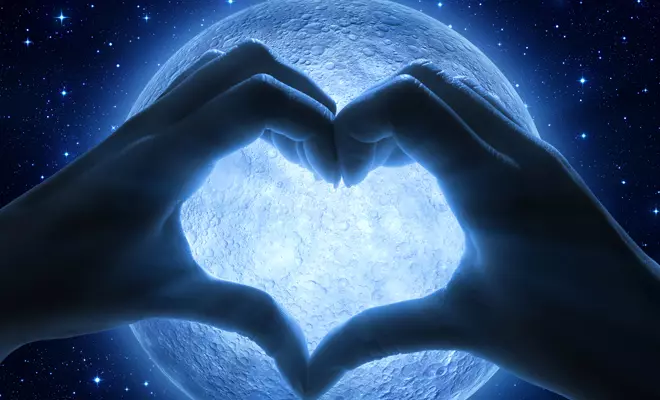 Love spells under the full moon, enhance their effect!